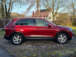 Red Volkswagen Tiguan 2016 in Saldus, with an engine capacity of 2.00 L and mileage of 237 thousand km for 15990 €, photo 2 on AUTOMOTO.COM.LV