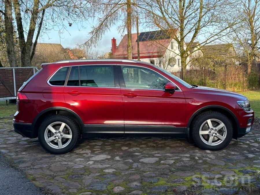 Red Volkswagen Tiguan 2016 in Saldus, with an engine capacity of 2.00 L and mileage of 237 thousand km for 15990 €, photo 2 on AUTOMOTO.COM.LV
