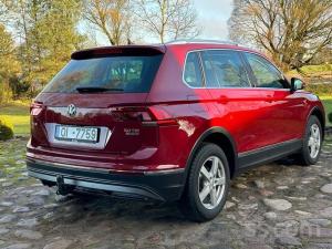 Red Volkswagen Tiguan 2016 in Saldus, with an engine capacity of 2.00 L and mileage of 237 thousand km for 15990 €, photo 3 on AUTOMOTO.COM.LV