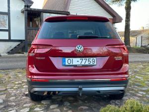Red Volkswagen Tiguan 2016 in Saldus, with an engine capacity of 2.00 L and mileage of 237 thousand km for 15990 €, photo 4 on AUTOMOTO.COM.LV