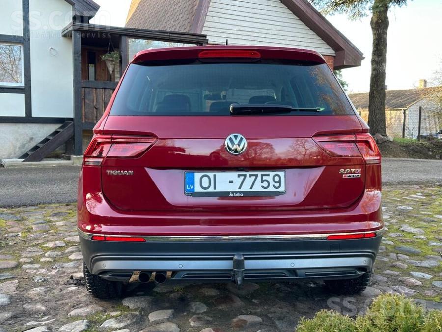 Red Volkswagen Tiguan 2016 in Saldus, with an engine capacity of 2.00 L and mileage of 237 thousand km for 15990 €, photo 4 on AUTOMOTO.COM.LV
