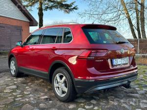 Red Volkswagen Tiguan 2016 in Saldus, with an engine capacity of 2.00 L and mileage of 237 thousand km for 15990 €, photo 5 on AUTOMOTO.COM.LV