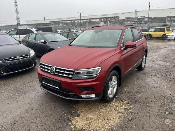 Red Volkswagen Tiguan 2016 in Kaunas, with an engine capacity of 1.97 L and mileage of 203 thousand km for 15950 €, photo 2 on AUTOMOTO.COM.LV
