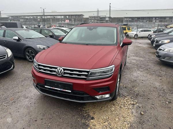 Red Volkswagen Tiguan 2016 in Kaunas, with an engine capacity of 1.97 L and mileage of 203 thousand km for 15950 €, photo 4 on AUTOMOTO.COM.LV