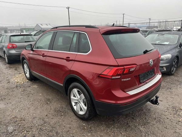 Red Volkswagen Tiguan 2016 in Kaunas, with an engine capacity of 1.97 L and mileage of 203 thousand km for 15950 €, photo 7 on AUTOMOTO.COM.LV