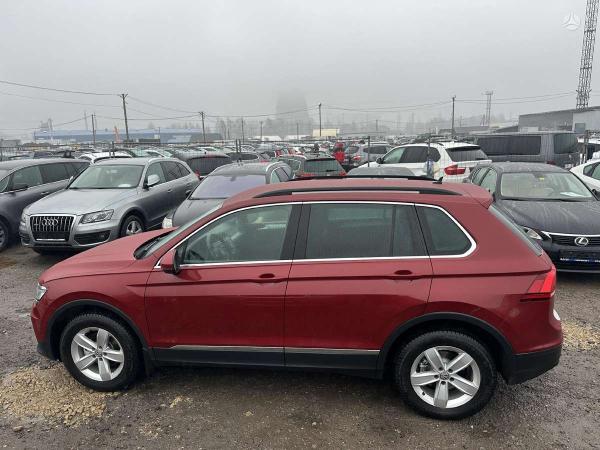 Red Volkswagen Tiguan 2016 in Kaunas, with an engine capacity of 1.97 L and mileage of 203 thousand km for 15950 €, photo 9 on AUTOMOTO.COM.LV