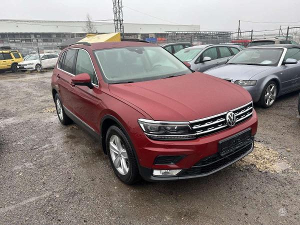 Red Volkswagen Tiguan 2016 in Kaunas, with an engine capacity of 1.97 L and mileage of 203 thousand km for 15950 €, photo 10 on AUTOMOTO.COM.LV