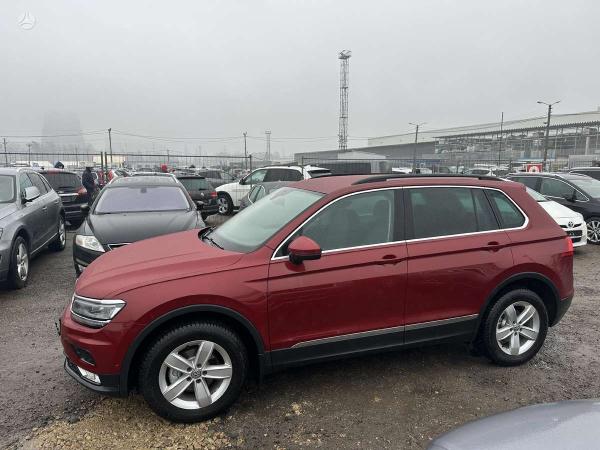 Red Volkswagen Tiguan 2016 in Kaunas, with an engine capacity of 1.97 L and mileage of 203 thousand km for 15950 €, photo 1 on AUTOMOTO.COM.LV