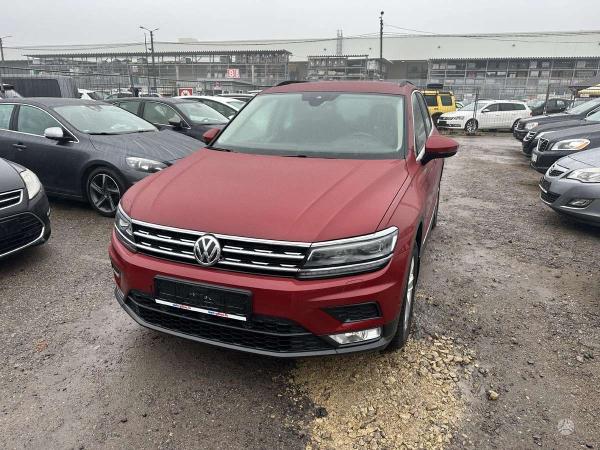 Red Volkswagen Tiguan 2016 in Kaunas, with an engine capacity of 1.97 L and mileage of 203 thousand km for 15950 €, photo 3 on AUTOMOTO.COM.LV