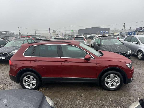 Red Volkswagen Tiguan 2016 in Kaunas, with an engine capacity of 1.97 L and mileage of 203 thousand km for 15950 €, photo 4 on AUTOMOTO.COM.LV