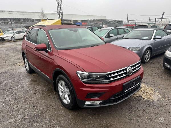 Red Volkswagen Tiguan 2016 in Kaunas, with an engine capacity of 1.97 L and mileage of 203 thousand km for 15950 €, photo 6 on AUTOMOTO.COM.LV