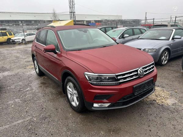 Red Volkswagen Tiguan 2016 in Kaunas, with an engine capacity of 1.97 L and mileage of 203 thousand km for 15950 €, photo 10 on AUTOMOTO.COM.LV