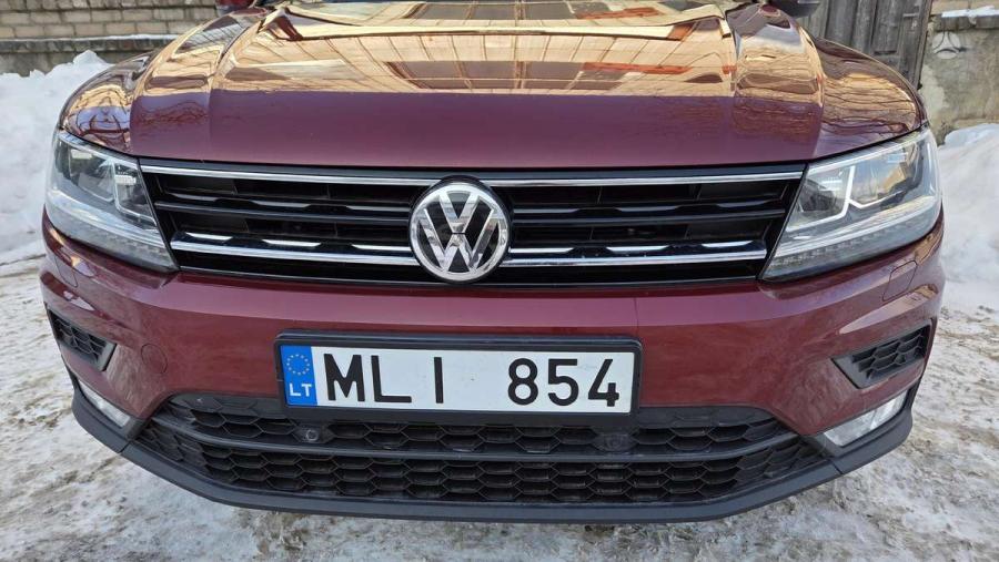 Red Volkswagen Tiguan 2016 in Telschi, with an engine capacity of 1.97 L and mileage of 222 thousand km for 15900 €, photo 3 on AUTOMOTO.COM.LV
