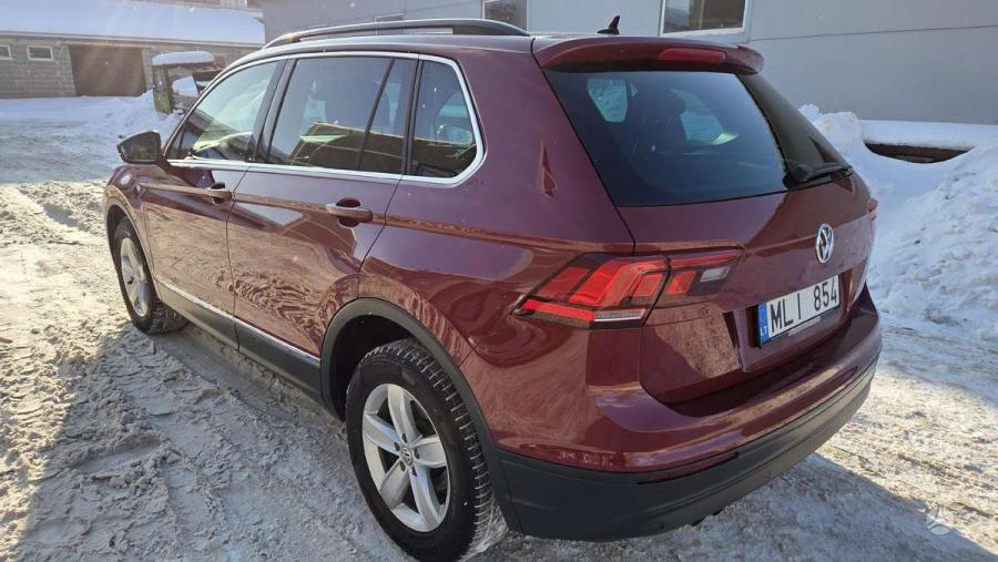 Red Volkswagen Tiguan 2016 in Telschi, with an engine capacity of 1.97 L and mileage of 222 thousand km for 15900 €, photo 5 on AUTOMOTO.COM.LV
