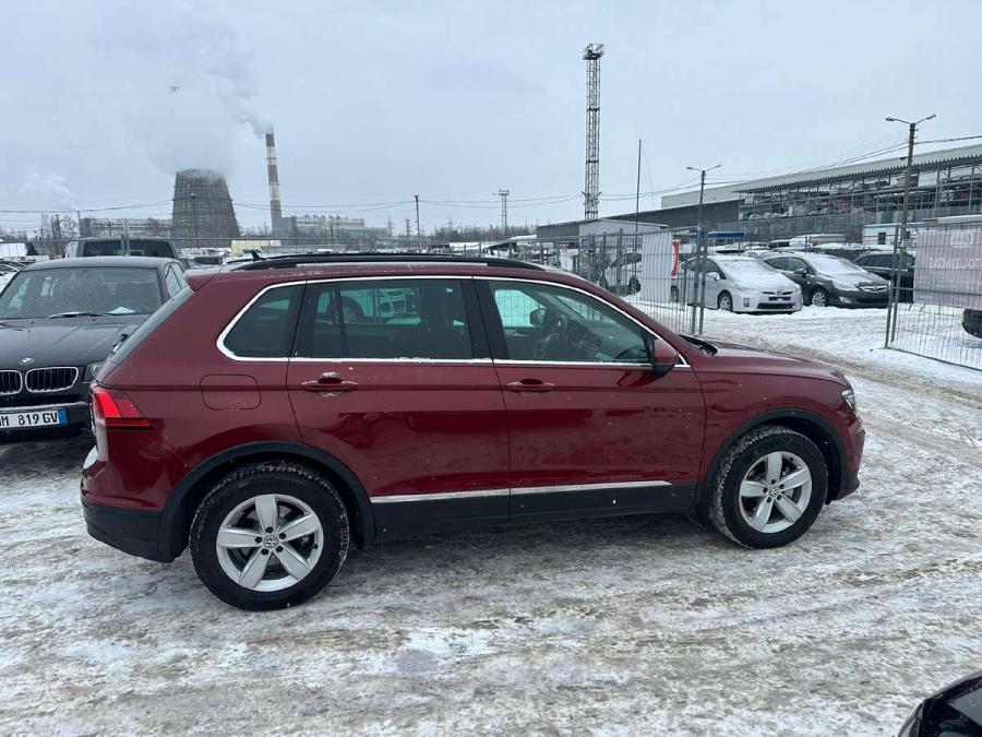 Red Volkswagen Tiguan 2016 in Kaunas, with an engine capacity of 1.97 L and mileage of 203 thousand km for 15900 €, photo 5 on AUTOMOTO.COM.LV