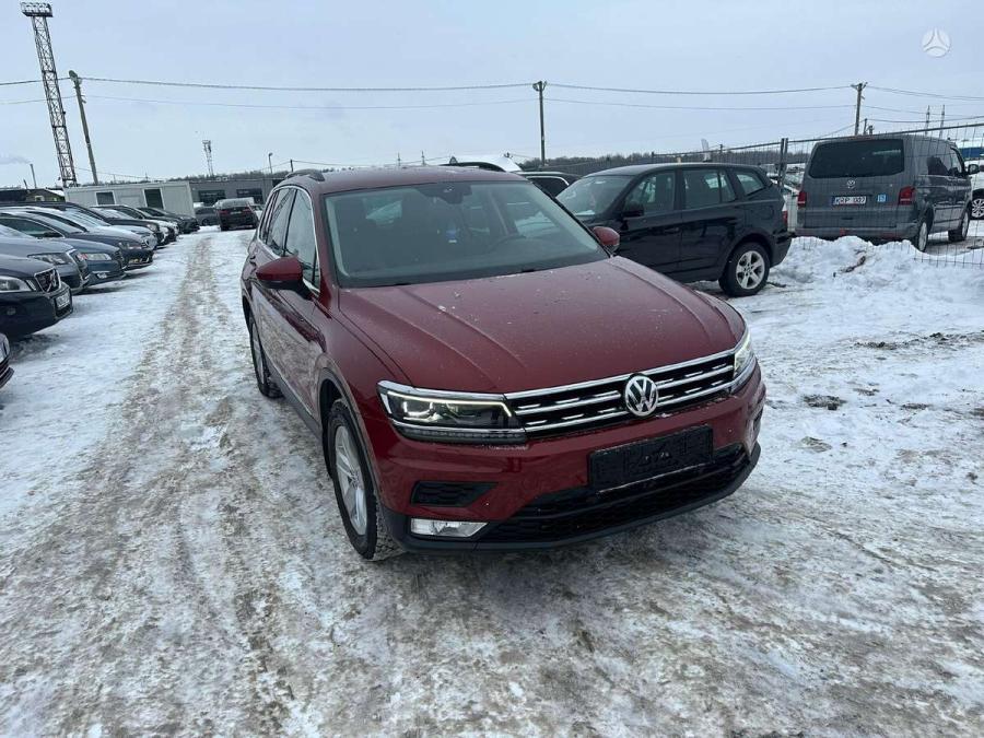 Red Volkswagen Tiguan 2016 in Kaunas, with an engine capacity of 1.97 L and mileage of 203 thousand km for 15900 €, photo 6 on AUTOMOTO.COM.LV