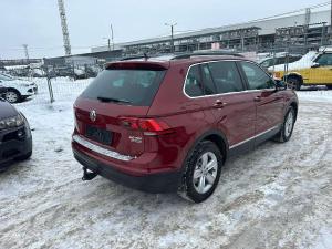 Red Volkswagen Tiguan 2016 in Kaunas, with an engine capacity of 1.97 L and mileage of 203 thousand km for 15900 €, photo 11 on AUTOMOTO.COM.LV