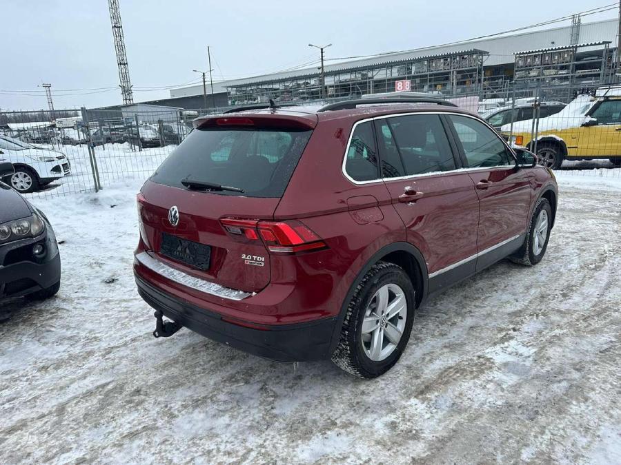 Red Volkswagen Tiguan 2016 in Kaunas, with an engine capacity of 1.97 L and mileage of 203 thousand km for 15900 €, photo 11 on AUTOMOTO.COM.LV