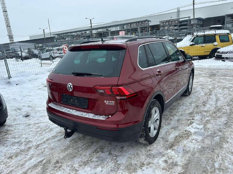 Red Volkswagen Tiguan 2016 in Kaunas, with an engine capacity of 1.97 L and mileage of 203 thousand km for 15900 €, photo 12 on AUTOMOTO.COM.LV