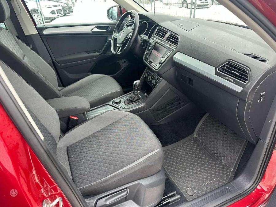 Red Volkswagen Tiguan 2016 in Kaunas, with an engine capacity of 1.97 L and mileage of 203 thousand km for 15900 €, photo 17 on AUTOMOTO.COM.LV