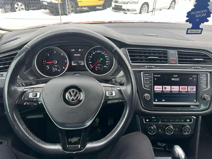 Red Volkswagen Tiguan 2016 in Kaunas, with an engine capacity of 1.97 L and mileage of 203 thousand km for 15900 €, photo 18 on AUTOMOTO.COM.LV