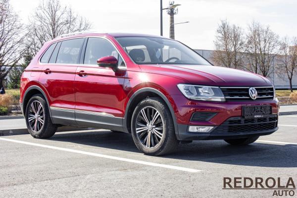Red Volkswagen Tiguan 2016 in Kaunas, with an engine capacity of 2.00 L and mileage of 162 thousand km for 14900 €, photo 3 on AUTOMOTO.COM.LV
