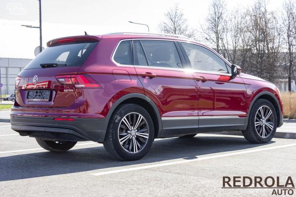 Red Volkswagen Tiguan 2016 in Kaunas, with an engine capacity of 2.00 L and mileage of 162 thousand km for 14900 €, photo 4 on AUTOMOTO.COM.LV