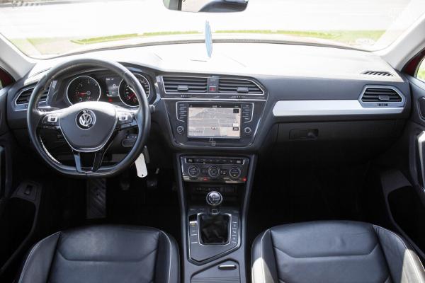 Red Volkswagen Tiguan 2016 in Kaunas, with an engine capacity of 2.00 L and mileage of 162 thousand km for 14900 €, photo 8 on AUTOMOTO.COM.LV