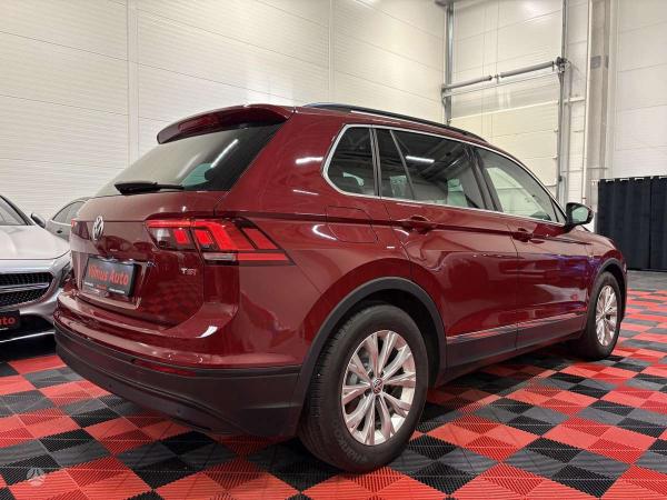 Red Volkswagen Tiguan 2016 in Vilnius, with an engine capacity of 1.40 L and mileage of 146 thousand km for 16490 €, photo 4 on AUTOMOTO.COM.LV