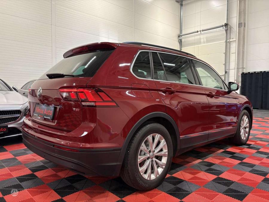 Red Volkswagen Tiguan 2016 in Vilnius, with an engine capacity of 1.40 L and mileage of 146 thousand km for 16490 €, photo 5 on AUTOMOTO.COM.LV