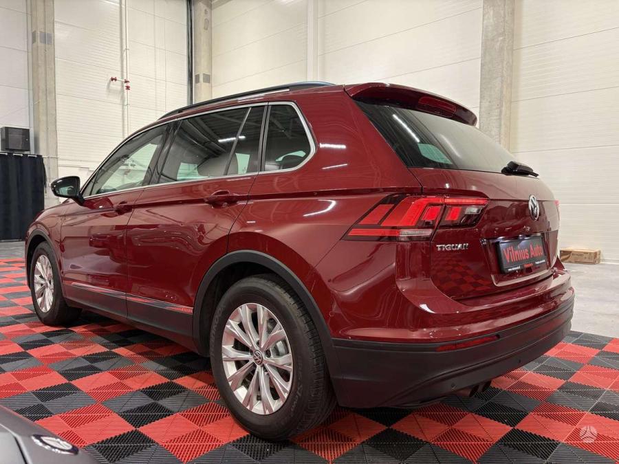 Red Volkswagen Tiguan 2016 in Vilnius, with an engine capacity of 1.40 L and mileage of 146 thousand km for 16490 €, photo 7 on AUTOMOTO.COM.LV