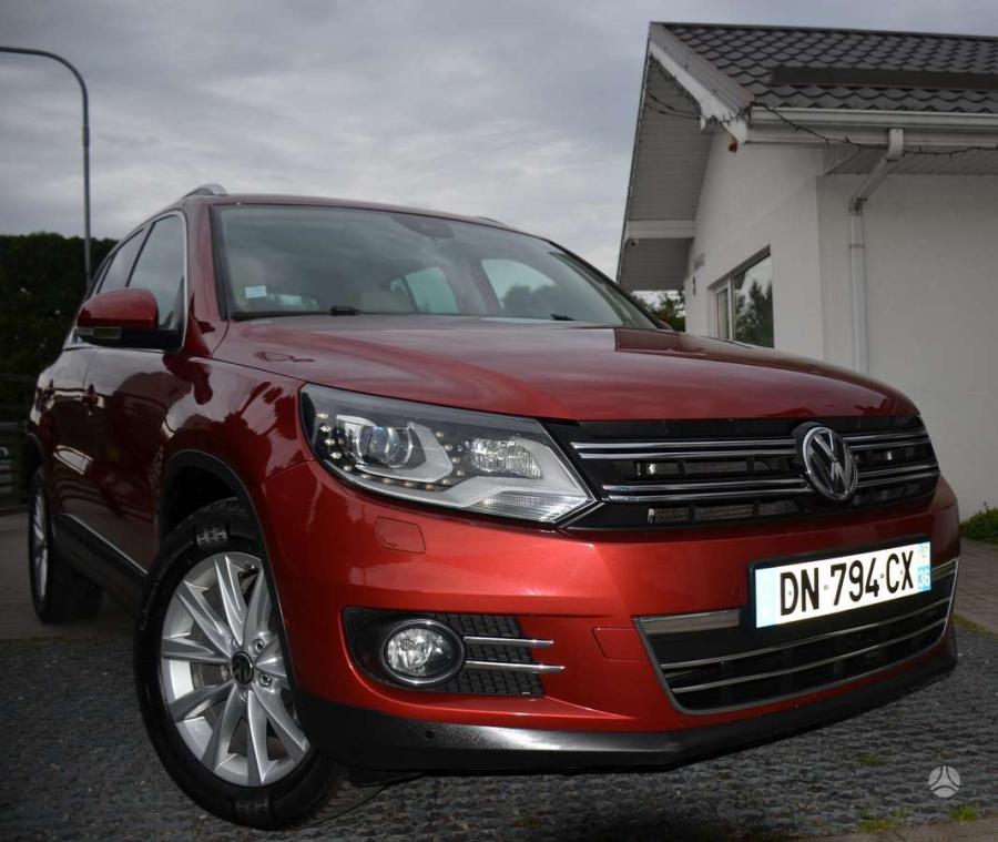 Red Volkswagen Tiguan 2016 in Kaunas, with an engine capacity of 2.00 L and mileage of 249 thousand km for 8950 €, photo 1 on AUTOMOTO.COM.LV