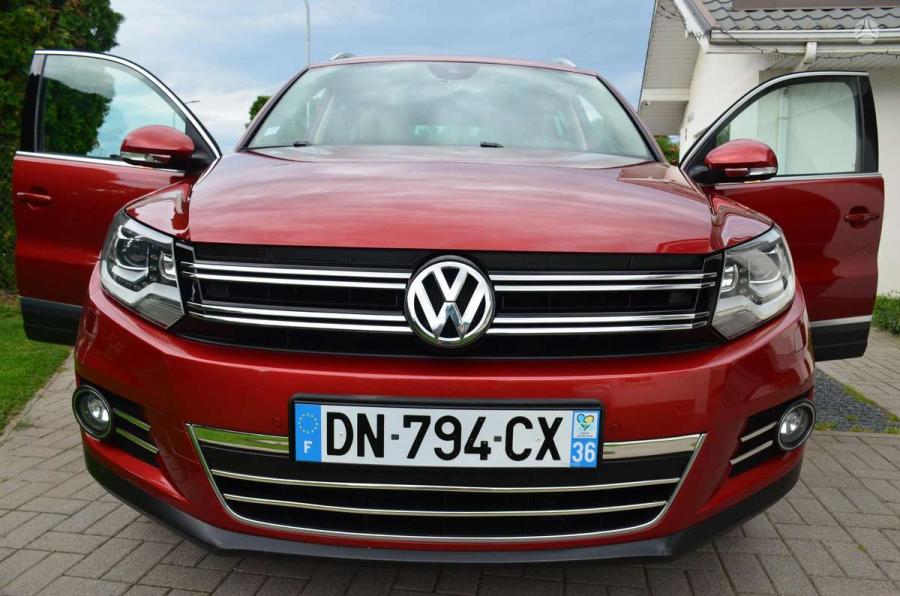 Red Volkswagen Tiguan 2016 in Kaunas, with an engine capacity of 2.00 L and mileage of 249 thousand km for 8950 €, photo 4 on AUTOMOTO.COM.LV
