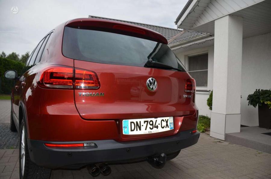 Red Volkswagen Tiguan 2016 in Kaunas, with an engine capacity of 2.00 L and mileage of 249 thousand km for 8950 €, photo 6 on AUTOMOTO.COM.LV
