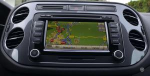 Red Volkswagen Tiguan 2016 in Kaunas, with an engine capacity of 2.00 L and mileage of 249 thousand km for 8950 €, photo 8 on AUTOMOTO.COM.LV