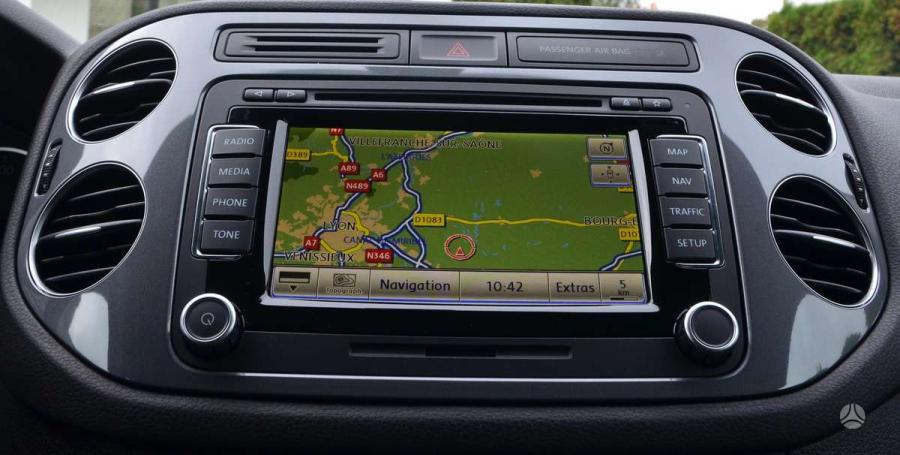 Red Volkswagen Tiguan 2016 in Kaunas, with an engine capacity of 2.00 L and mileage of 249 thousand km for 8950 €, photo 8 on AUTOMOTO.COM.LV