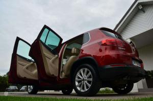 Red Volkswagen Tiguan 2016 in Kaunas, with an engine capacity of 2.00 L and mileage of 249 thousand km for 8950 €, photo 9 on AUTOMOTO.COM.LV