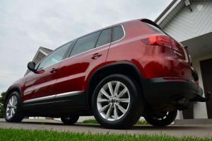Red Volkswagen Tiguan 2016 in Kaunas, with an engine capacity of 2.00 L and mileage of 249 thousand km for 8950 €, photo 13 on AUTOMOTO.COM.LV