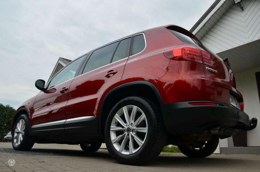 Red Volkswagen Tiguan 2016 in Kaunas, with an engine capacity of 2.00 L and mileage of 249 thousand km for 8950 €, photo 17 on AUTOMOTO.COM.LV