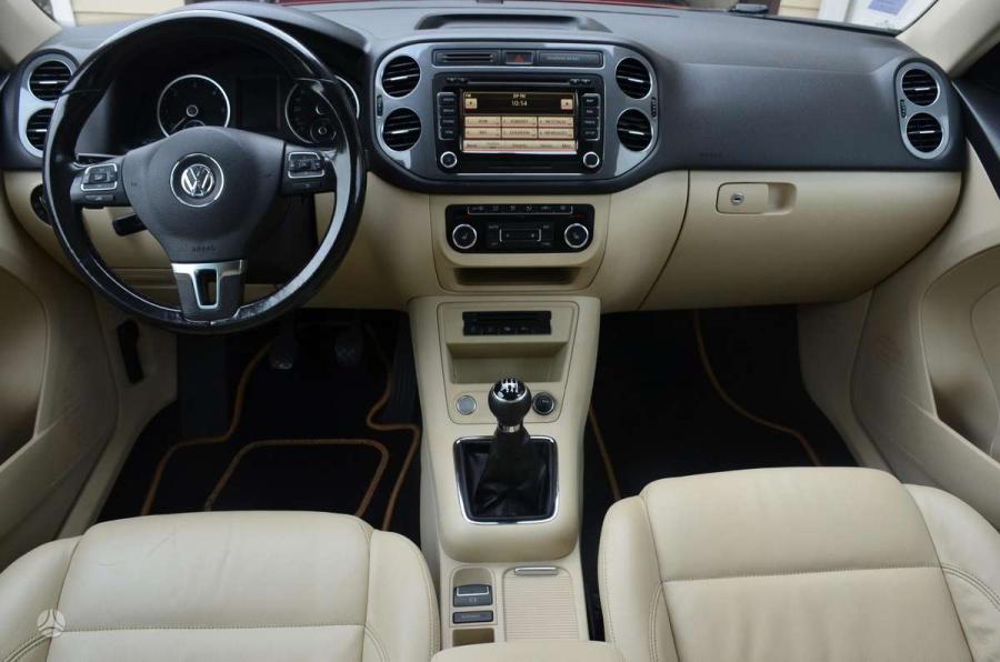Red Volkswagen Tiguan 2016 in Kaunas, with an engine capacity of 2.00 L and mileage of 249 thousand km for 8950 €, photo 18 on AUTOMOTO.COM.LV