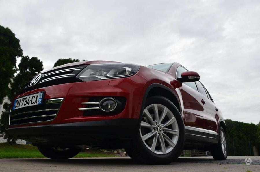 Red Volkswagen Tiguan 2016 in Kaunas, with an engine capacity of 2.00 L and mileage of 249 thousand km for 8950 €, photo 19 on AUTOMOTO.COM.LV