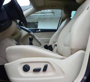 Red Volkswagen Tiguan 2016 in Kaunas, with an engine capacity of 2.00 L and mileage of 249 thousand km for 8950 €, photo 20 on AUTOMOTO.COM.LV