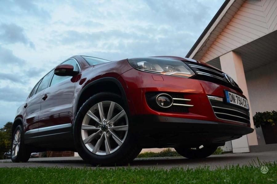 Red Volkswagen Tiguan 2016 in Kaunas, with an engine capacity of 2.00 L and mileage of 249 thousand km for 8950 €, photo 24 on AUTOMOTO.COM.LV