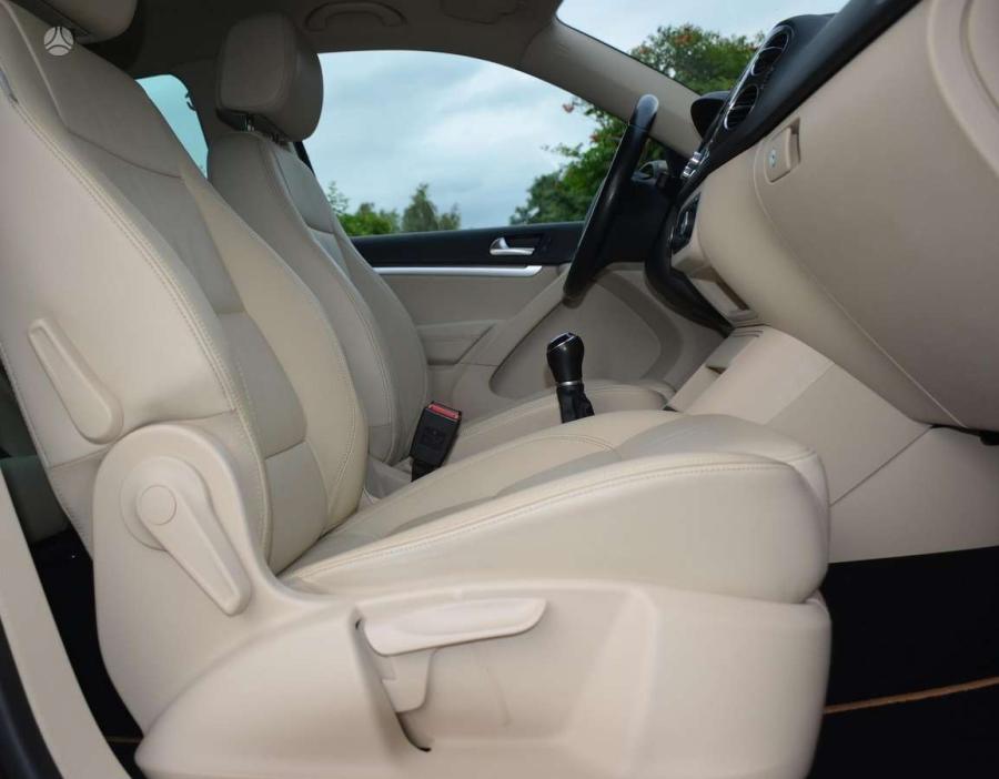 Red Volkswagen Tiguan 2016 in Kaunas, with an engine capacity of 2.00 L and mileage of 249 thousand km for 8950 €, photo 25 on AUTOMOTO.COM.LV