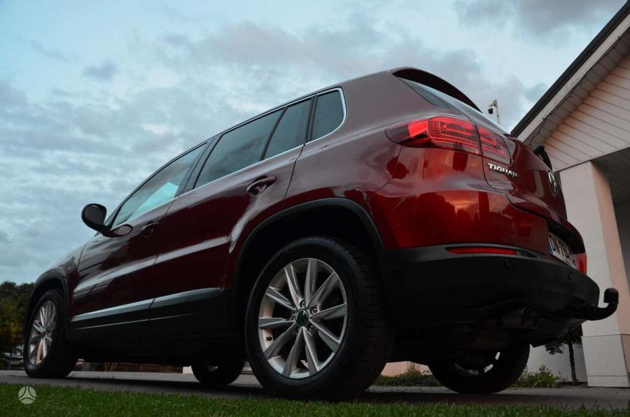 Red Volkswagen Tiguan 2016 in Kaunas, with an engine capacity of 2.00 L and mileage of 249 thousand km for 8950 €, photo 30 on AUTOMOTO.COM.LV