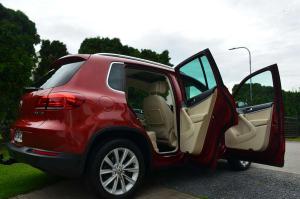 Red Volkswagen Tiguan 2016 in Kaunas, with an engine capacity of 2.00 L and mileage of 249 thousand km for 8950 €, photo 33 on AUTOMOTO.COM.LV