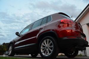 Red Volkswagen Tiguan 2016 in Kaunas, with an engine capacity of 2.00 L and mileage of 249 thousand km for 8950 €, photo 37 on AUTOMOTO.COM.LV