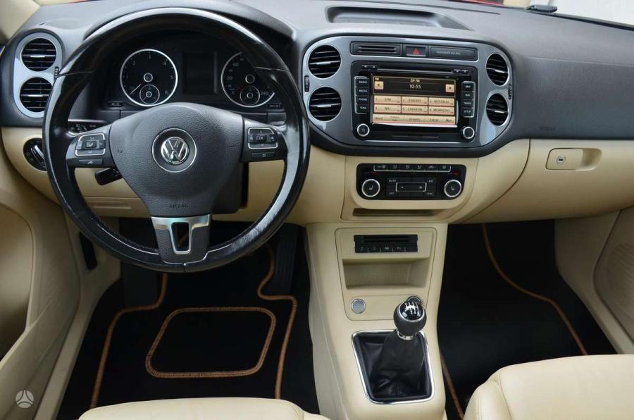 Red Volkswagen Tiguan 2016 in Kaunas, with an engine capacity of 2.00 L and mileage of 249 thousand km for 8950 €, photo 38 on AUTOMOTO.COM.LV