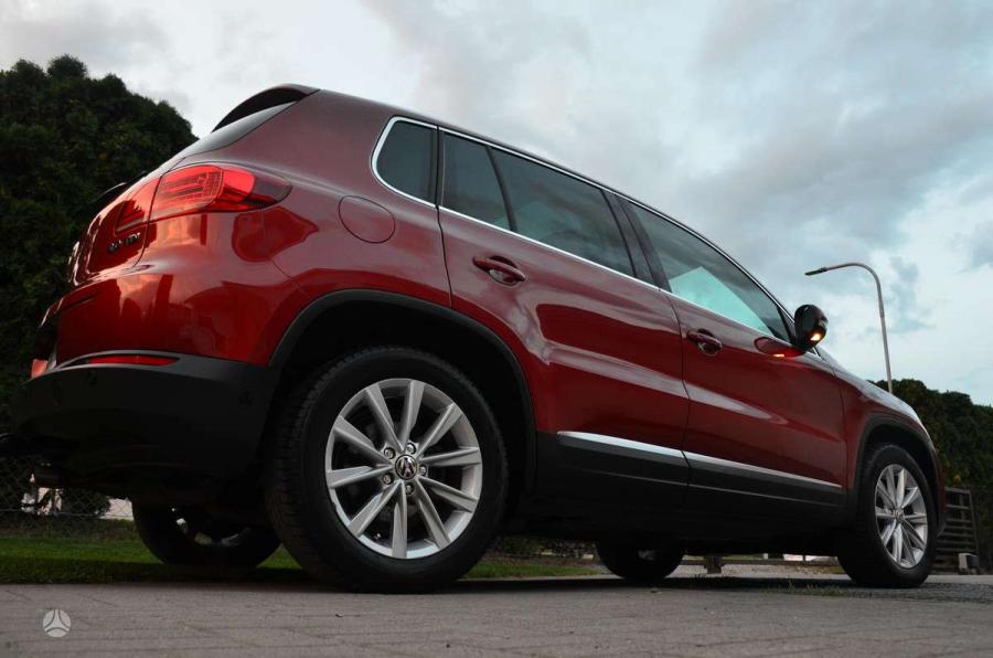 Red Volkswagen Tiguan 2016 in Kaunas, with an engine capacity of 2.00 L and mileage of 249 thousand km for 8950 €, photo 46 on AUTOMOTO.COM.LV