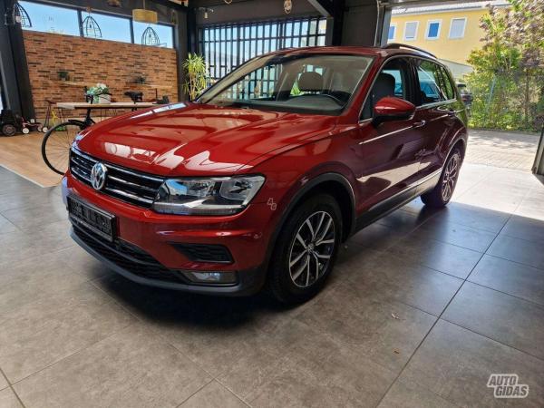 Red Volkswagen Tiguan 2017 in Kaunas, with an engine capacity of 1.40 L and mileage of 56 thousand km for 22399 €, photo 3 on AUTOMOTO.COM.LV